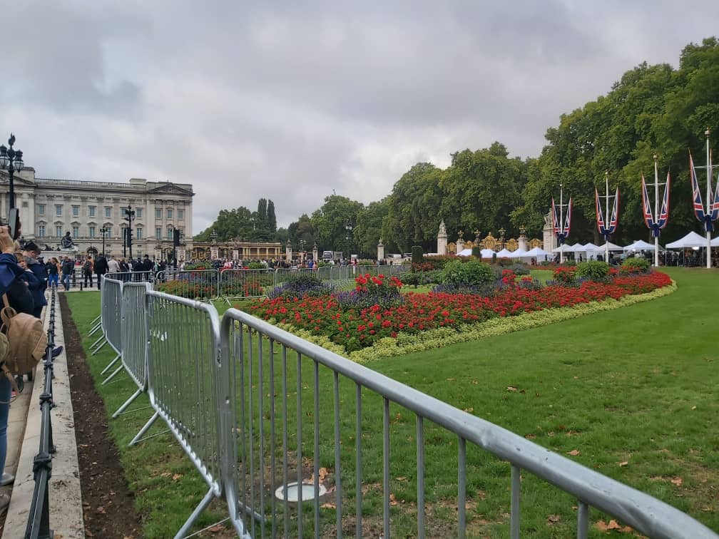 Queen Elizabeth II: See Rare Footages Of Outside Buckingham Palace ...