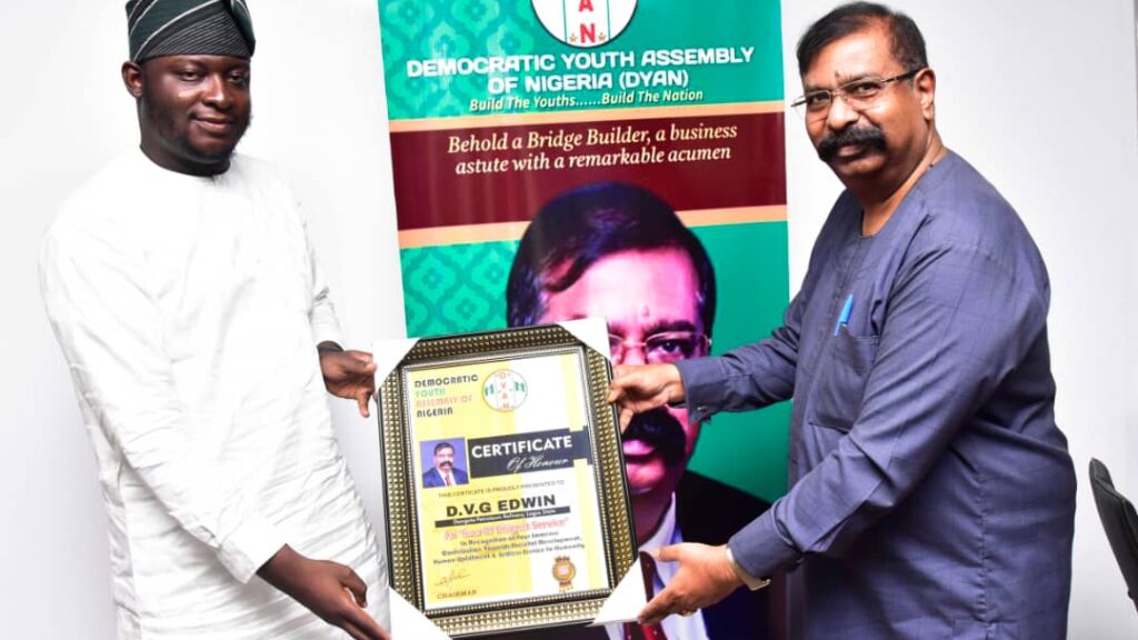 PHOTOS: Youth Group Presents 'Icon of Delight Service' Award To Dangote ...