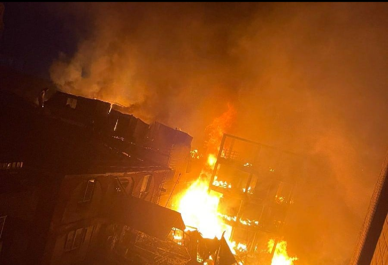 JUST IN: Fire Engulfs Emab Plaza On Lagos Island - Gatekeepers News